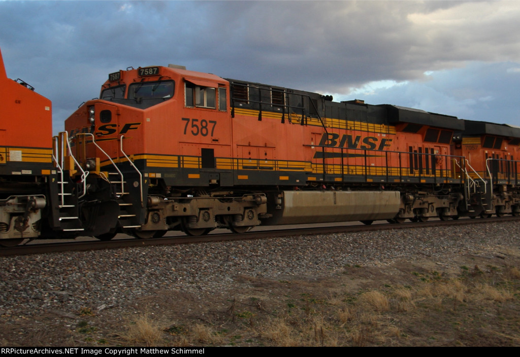 BNSF 7587